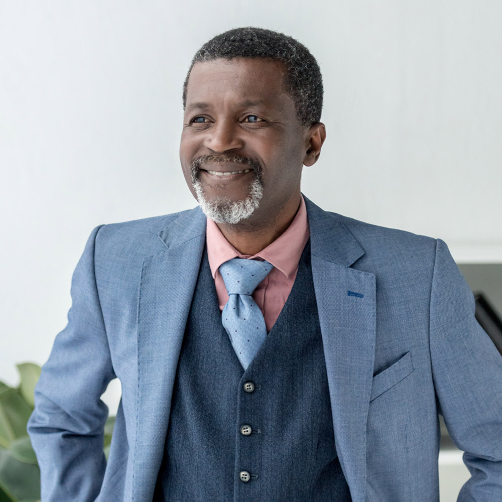 Tobby May - ڕۆشنبیری و هونەر